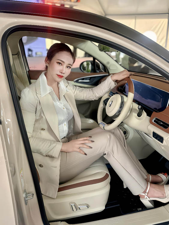 ชมพู่ ชลชญา chompoofhm เปิดวาร์ป พริตตี้ เซ็กซี่ ดีกรีนางแบบ FHM